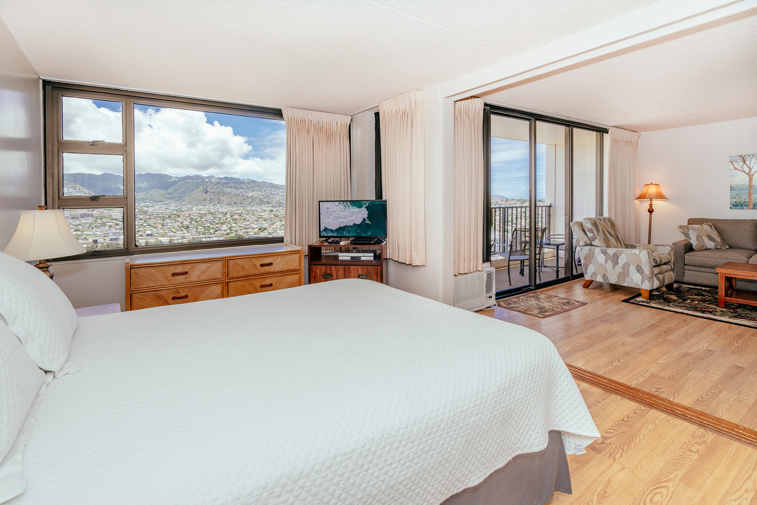 Golf Course-mountain Views Condo At Waikiki Banyan Short Stroll To The Beach - Honolulu, HI