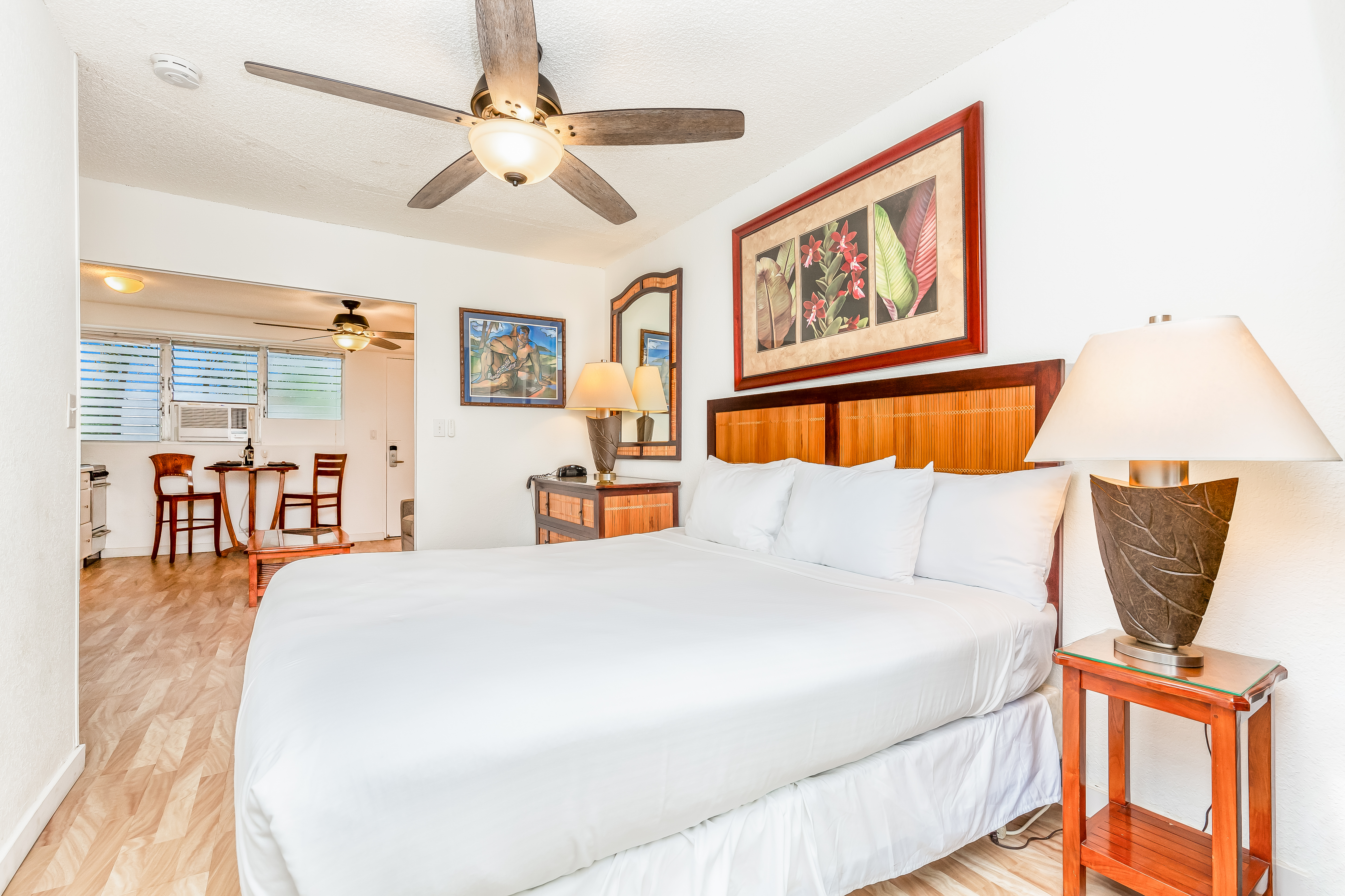 Steps From The Beach Family Retreat W/free Parking In Boutique Style Building - Honolulu, HI