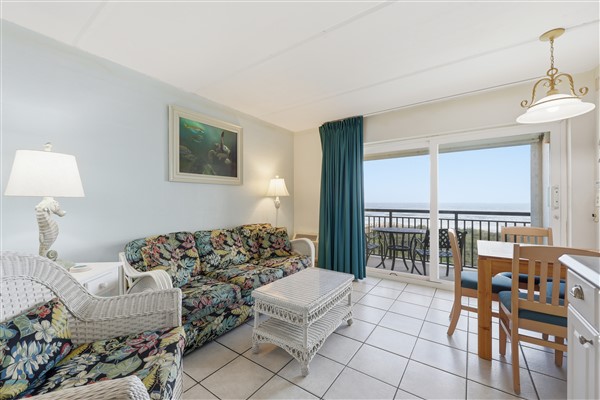 Lovely Pool And Full Kitchen With Cozy Sofa - Charming Balcony Haven - Crescent Beach, FL