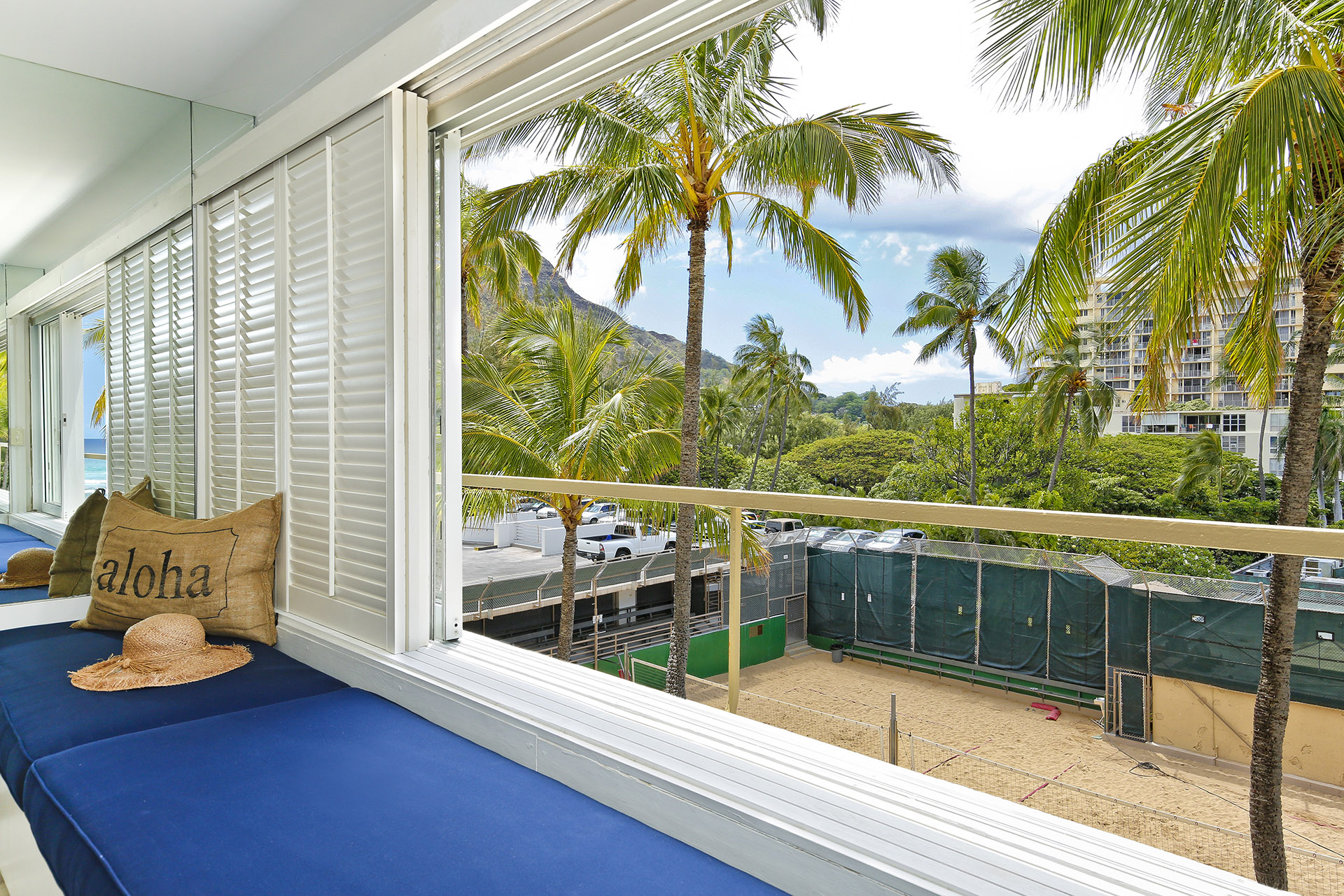 Colony Surf #406 - Upgraded Beachfront Studio on Quiet Waikiki beach ...