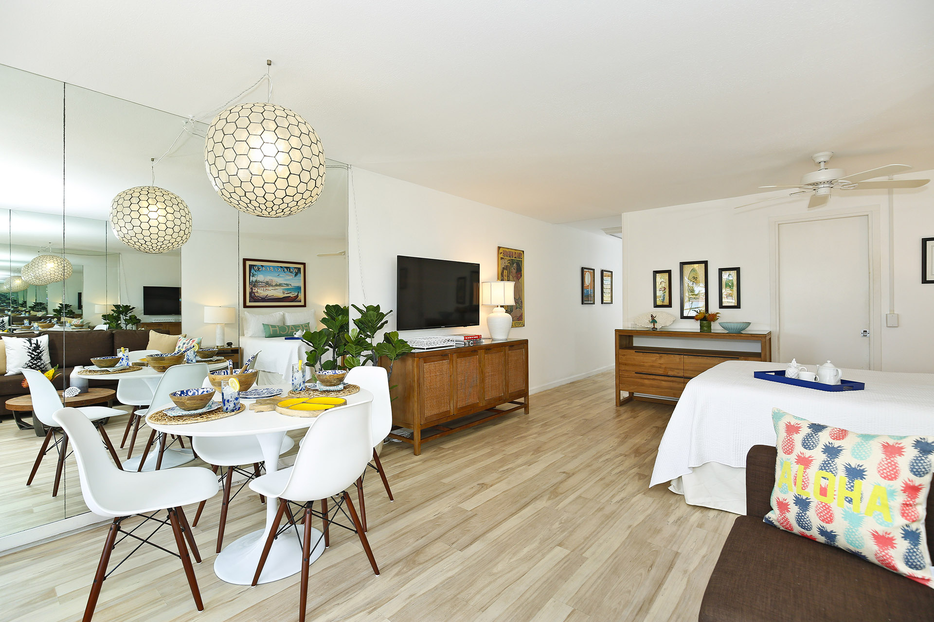 Colony Surf #406 - Upgraded Beachfront Studio on Quiet Waikiki beach ...
