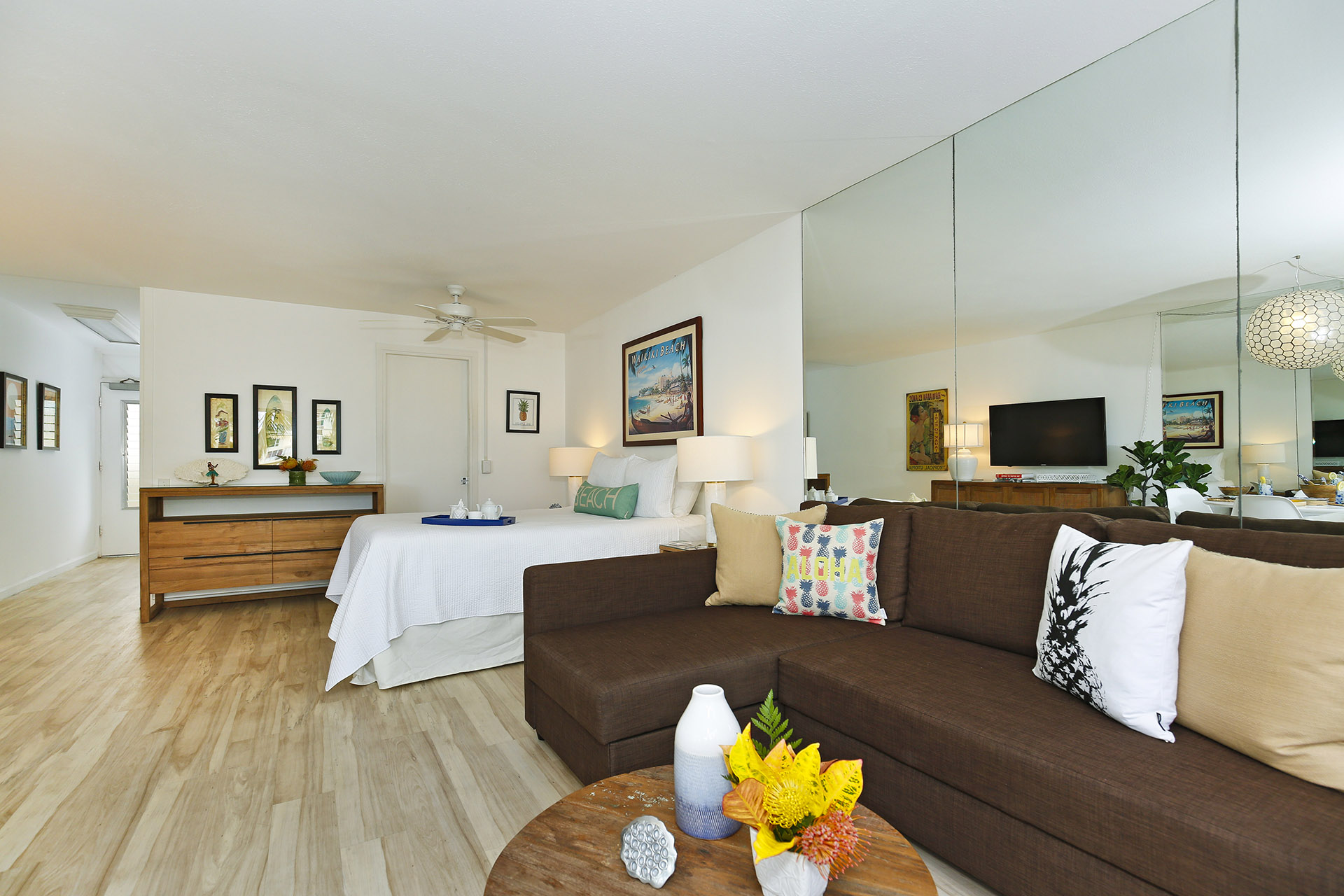 Colony Surf #406 - Upgraded Beachfront Studio on Quiet Waikiki beach ...