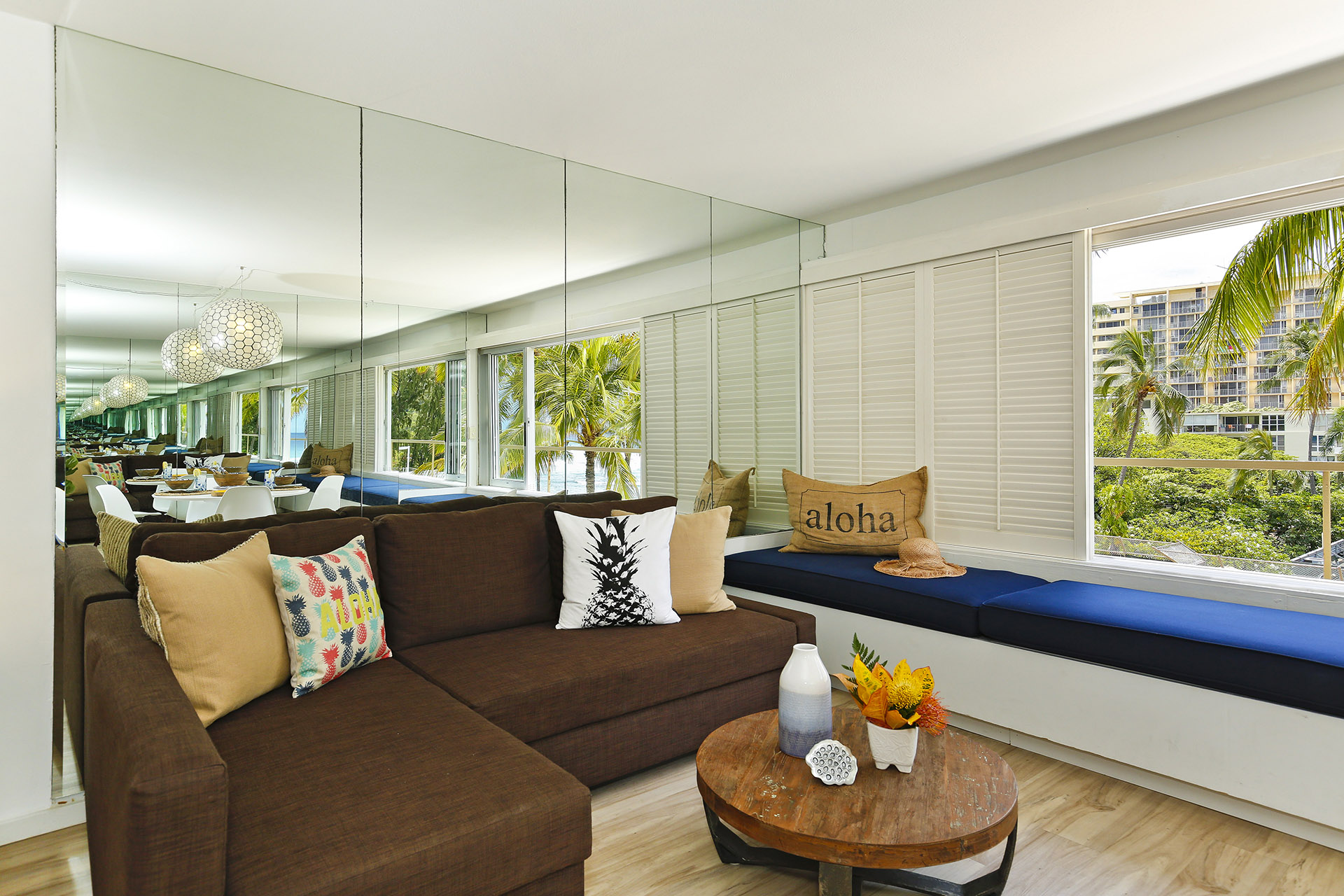 Colony Surf #406 - Upgraded Beachfront Studio on Quiet Waikiki beach ...