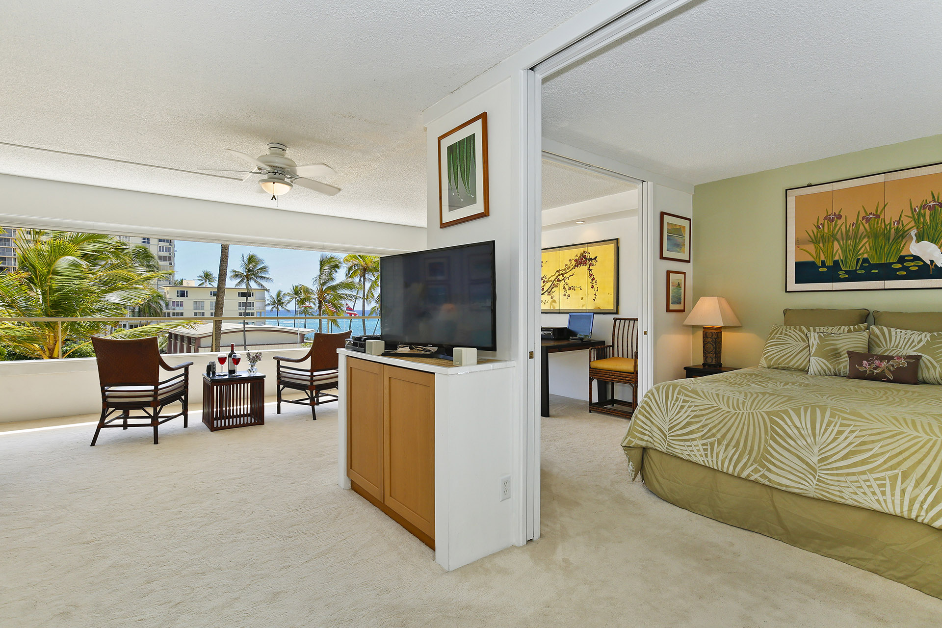 Colony Surf #407 - Beachfront Building at the Quiet End of Waikiki with ...