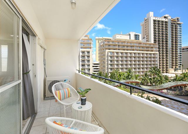 Niihau #805 - Gorgeous renovated corner unit just 1 block to Waikiki ...