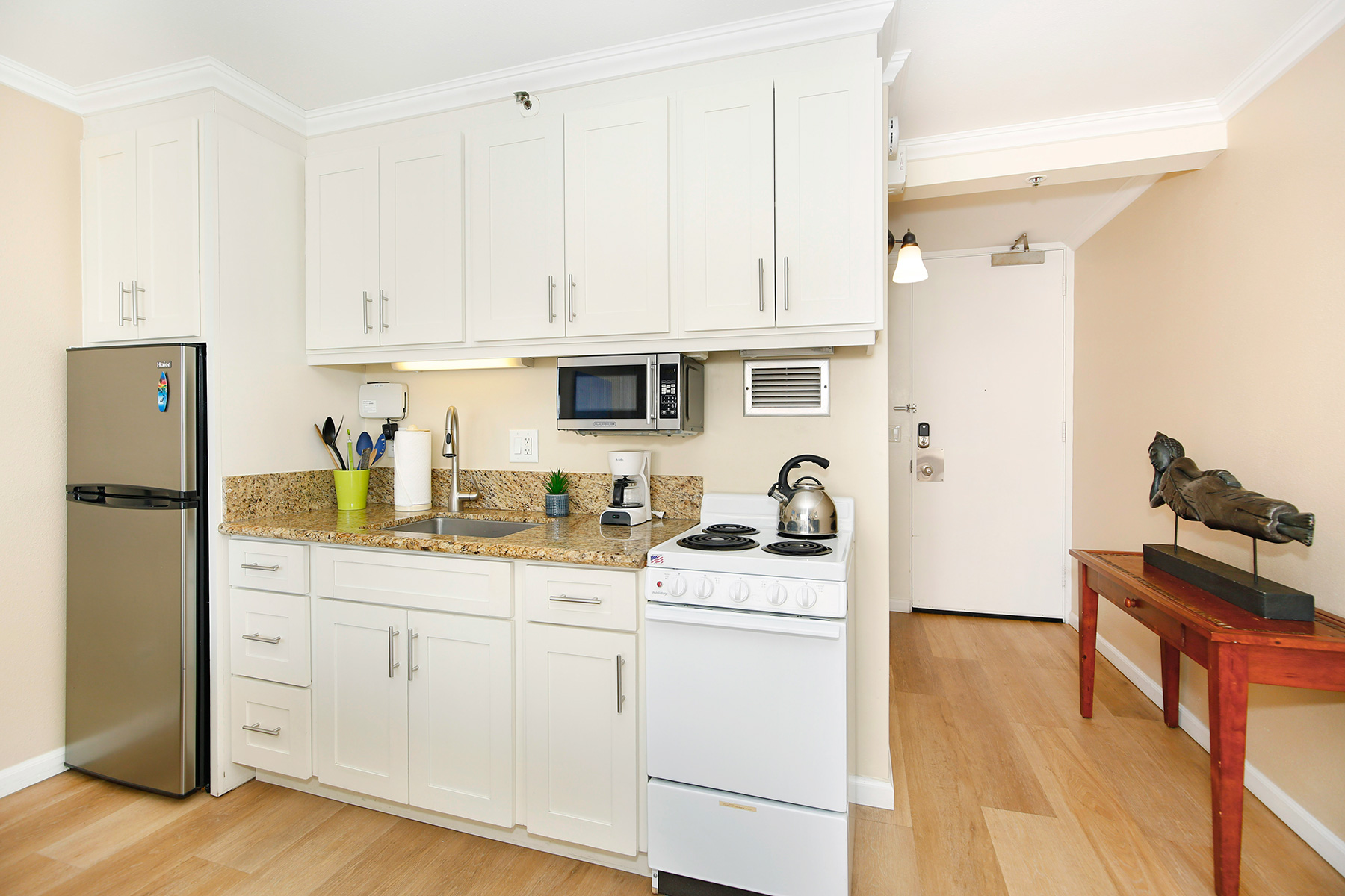 Marine Surf #1204 - Chic studio in Heart of Waikiki with kitchenette ...