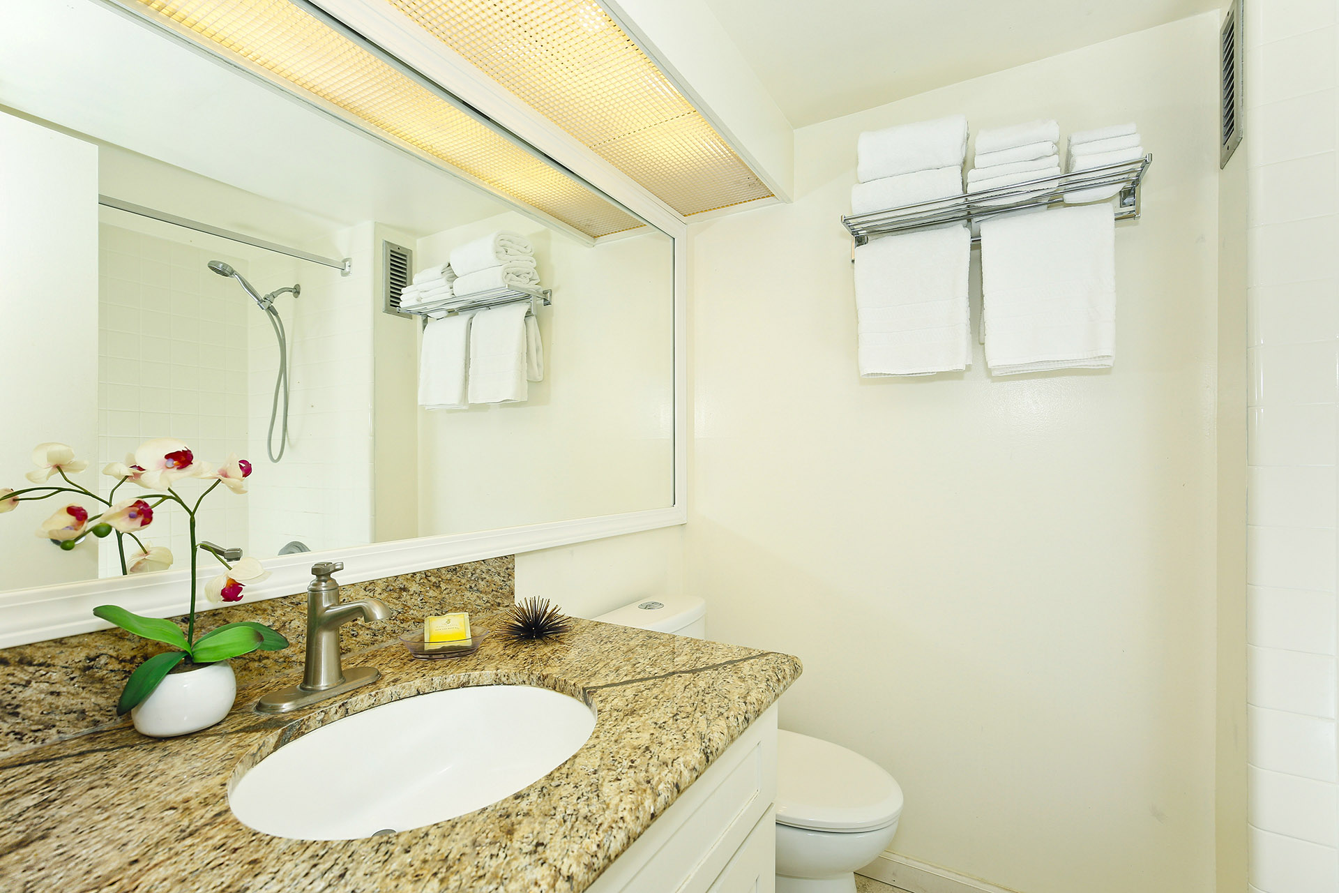 Marine Surf #1204 - Chic studio in Heart of Waikiki with kitchenette ...