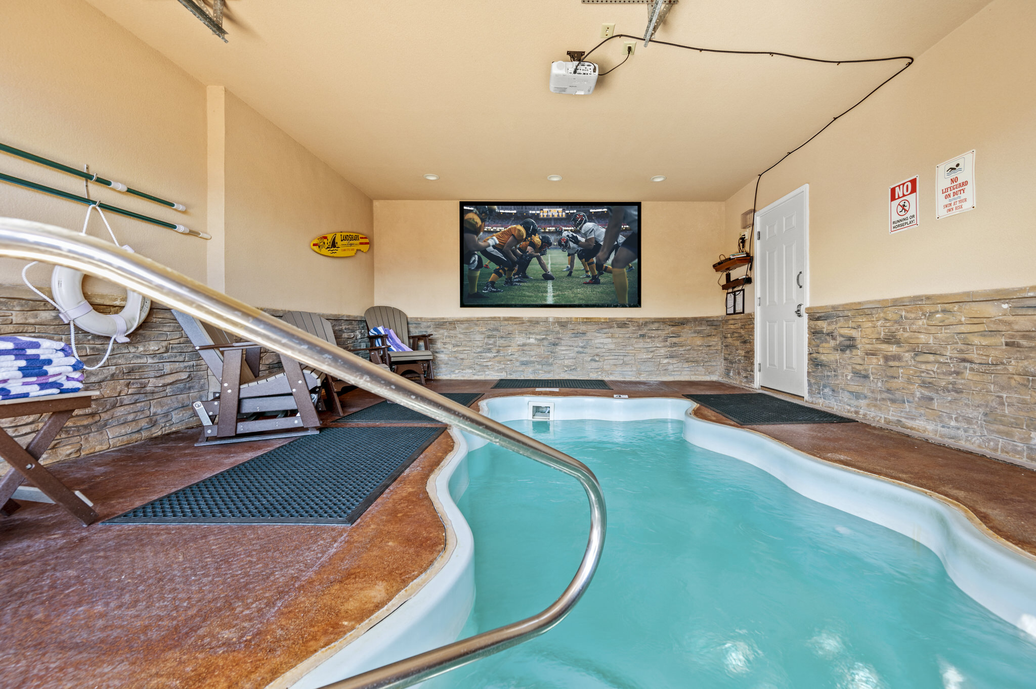 Legends Pool Lodge - Gatlinburg, TN