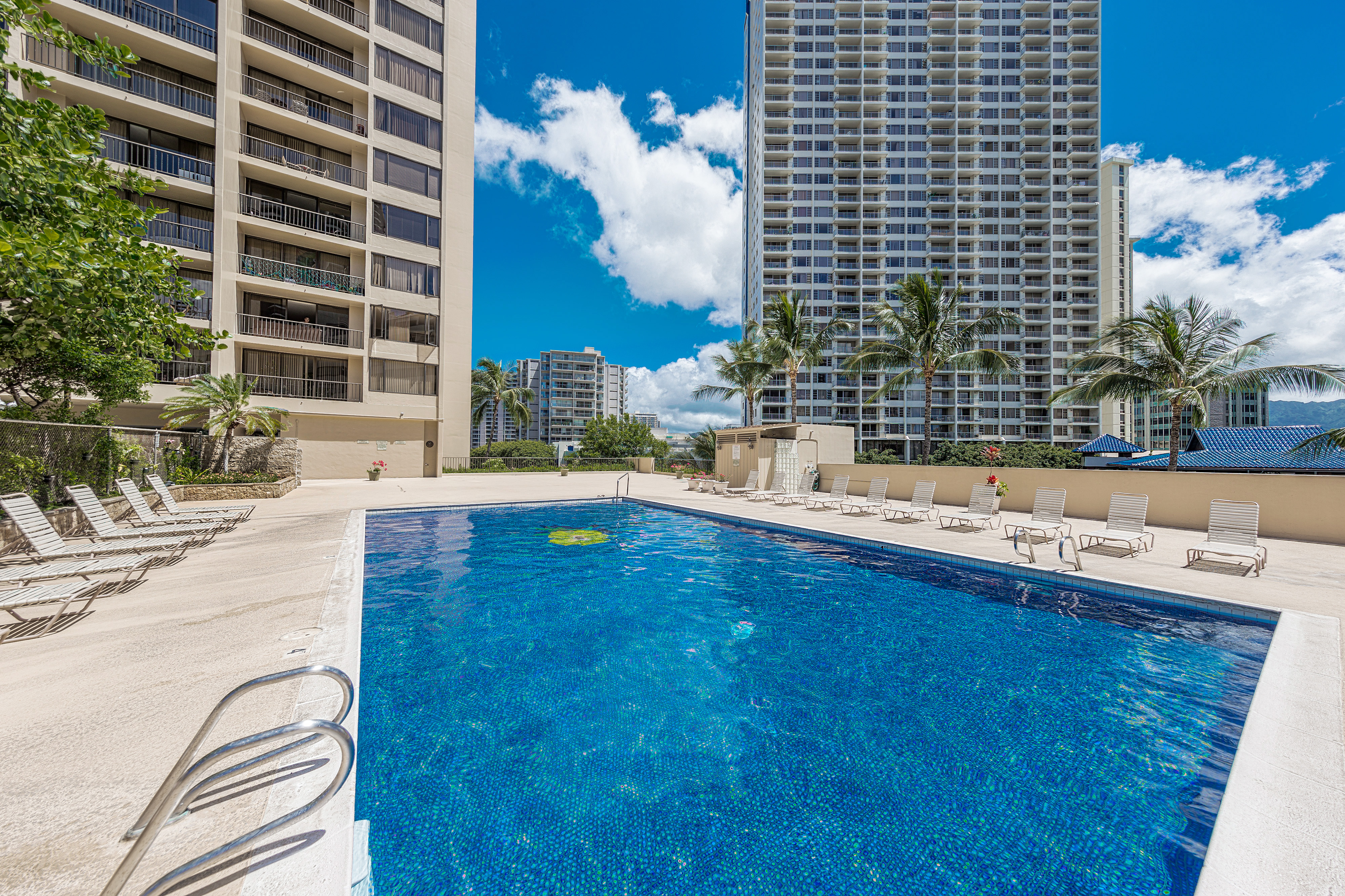 Ocean View 1 Bed Condo W/ Ac, 1 Parking, & Kitchen - Honolulu, HI