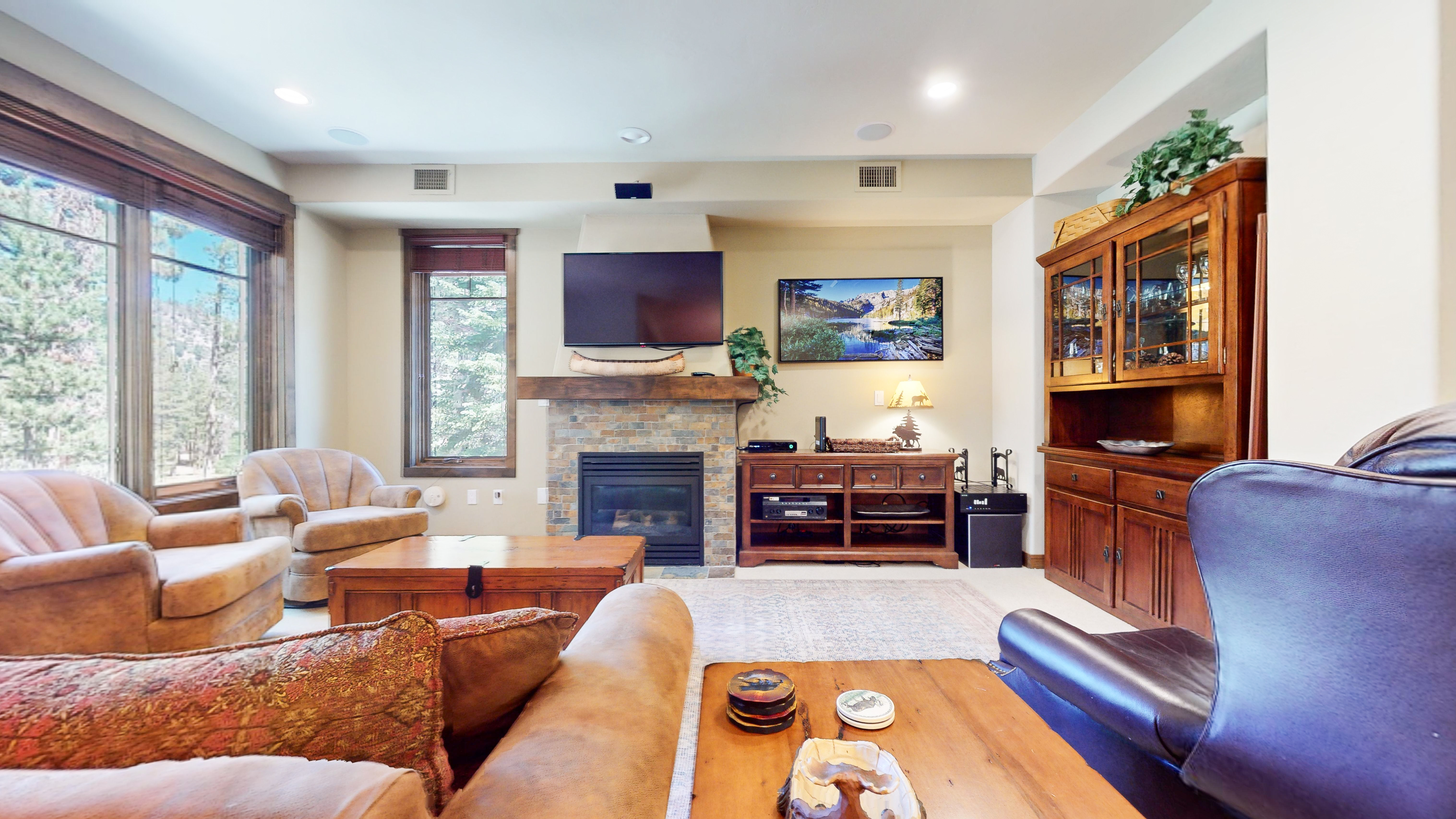 Spacious Townhouse With Hot Tub And Fairway Views - Inviting Mountain Escape - Mammoth Lakes, CA