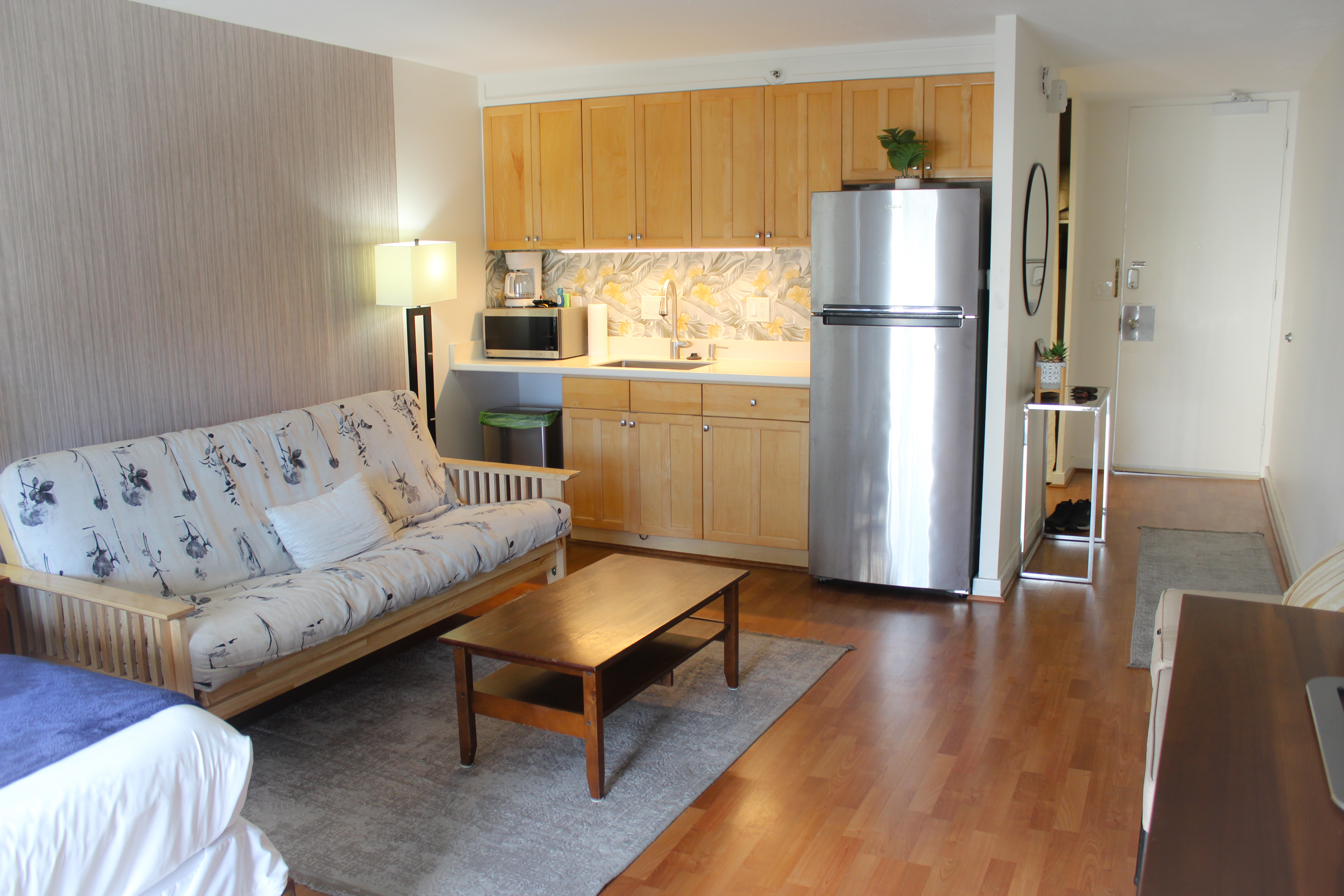 Private Lanai And Secured Parking - Sleek Coastal Escape - Honolulu, HI