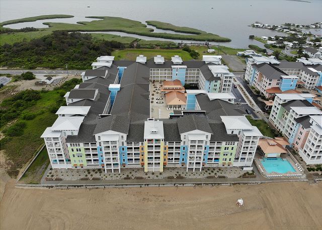 Tranquil Beachside Escape With Three Pools - Elegant Oasis - Virginia Beach, VA