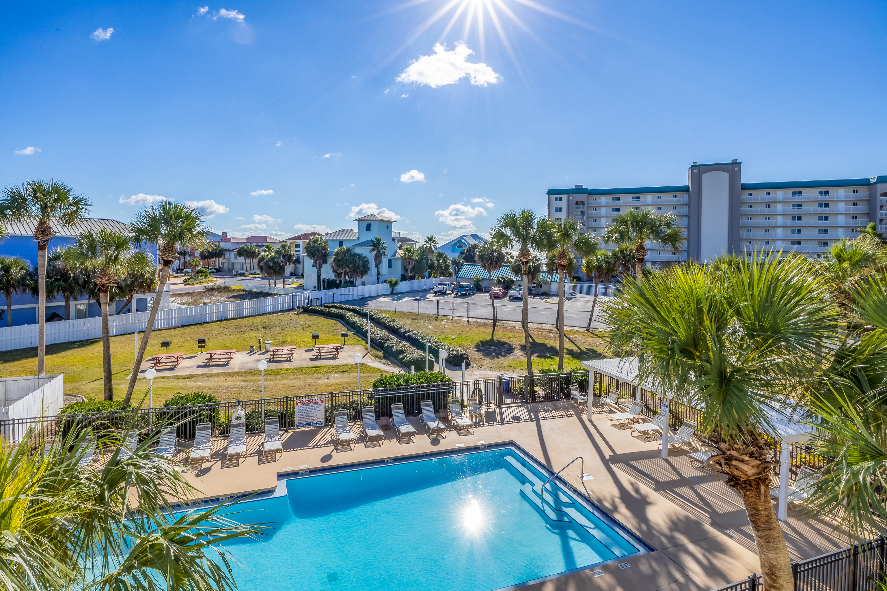 Gorgeous Resort Pool View And Cozy Living Space - Charming Getaway - Perdido Key, FL