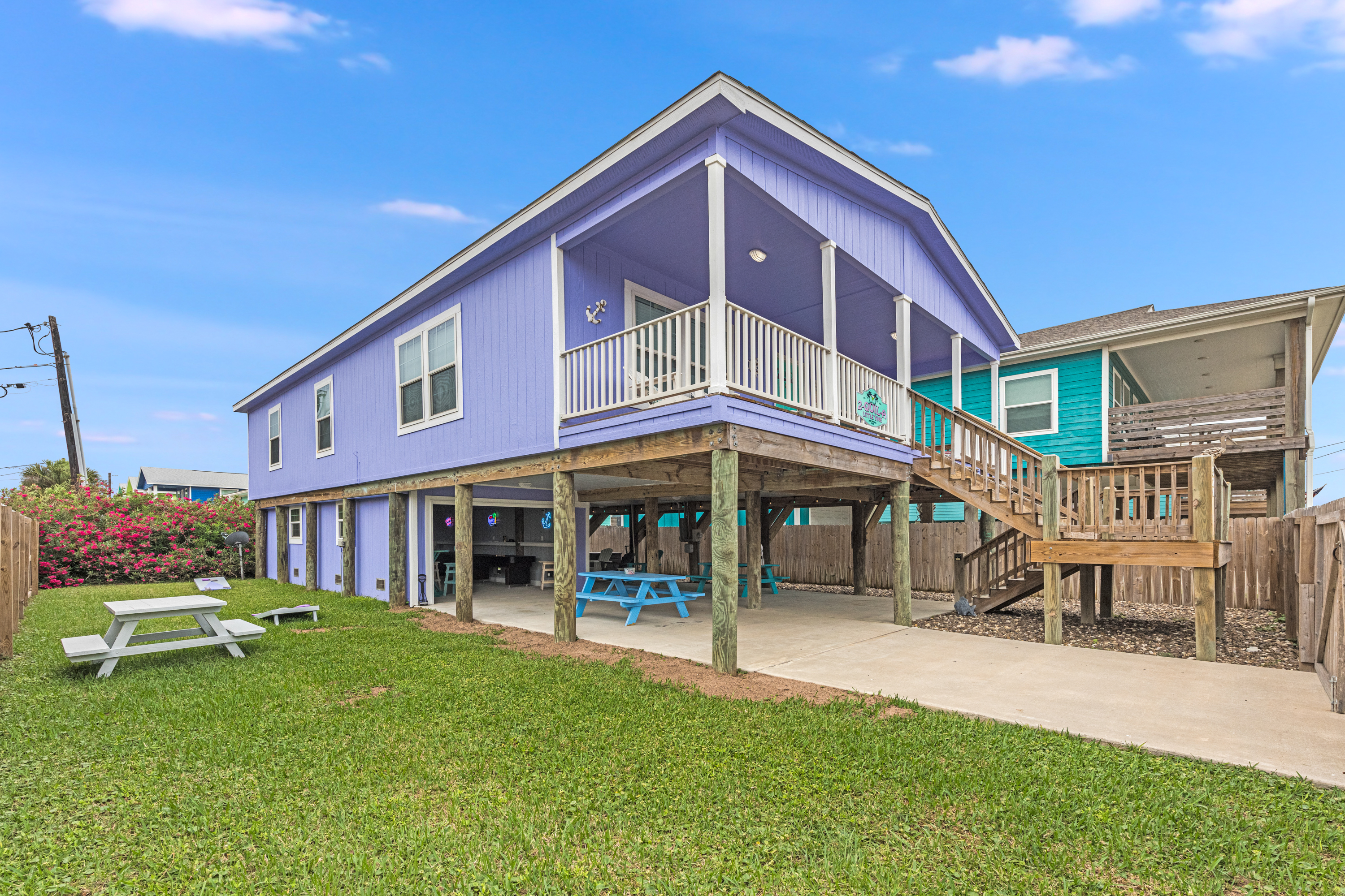 Coastal Cutie With Game Room And Outdoor Tv - Colorful Escape - Port Aransas, TX