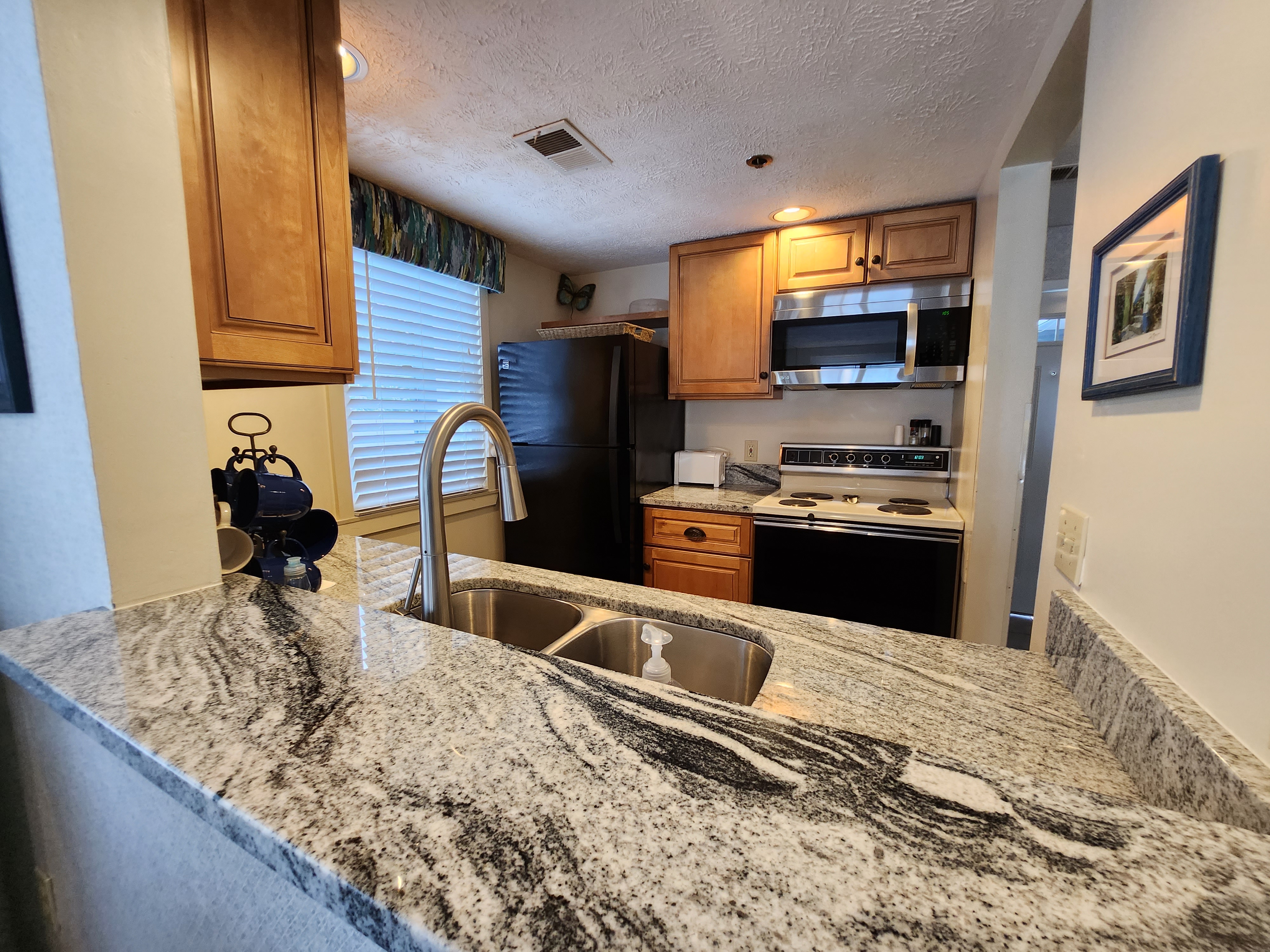 Stunning Bay Views And Outdoor Pool Access - Charming Coastal Retreat - Michigan