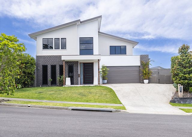 Corlette, New South Wales Australia - Nor Easterly - Large Modern Home ...